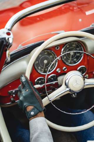 LUXURY HANDCRAFTED ITALIAN DRIVING ACCESSORIES